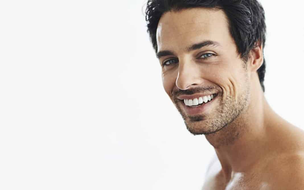 Sourire homme : comment avoir un beau sourire ? - Young Gent