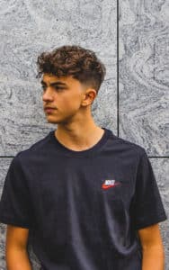 Coupe Inoxtag : Comment la réaliser et la porter ? - Young Gent