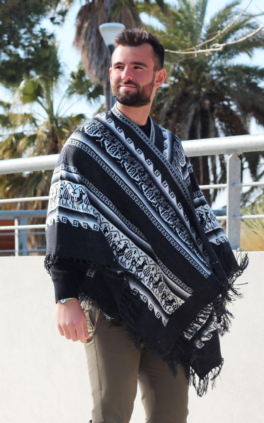Poncho homme : Comment le porter et le choisir ? - Young Gent