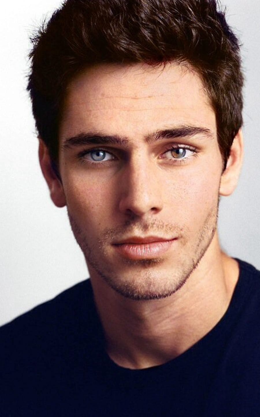 Barbe courte pour homme : Style, coupe et entretien - Young Gent