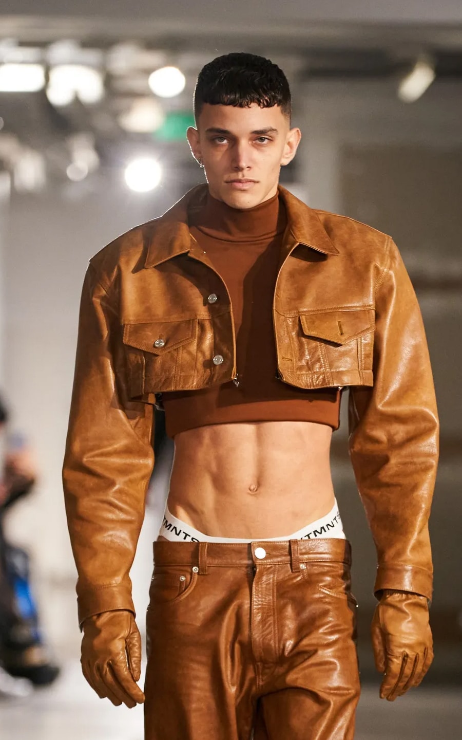 Comment porter un crop top quand on est un homme ? - Young Gent