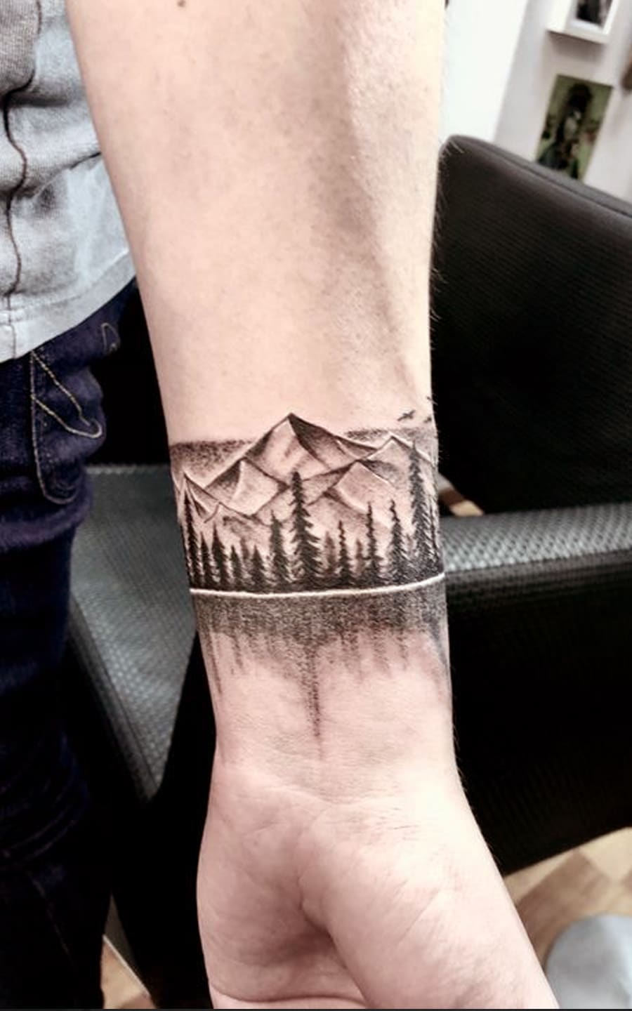 Tatouage homme sur le poignet : Conseils, idées et inspirations - Young ...